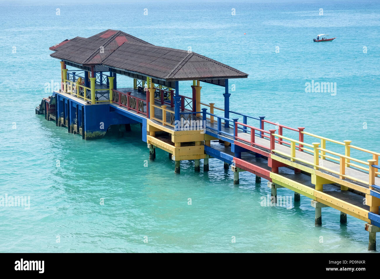 Rocks jutting out of ocean hi-res stock photography and images - Alamy