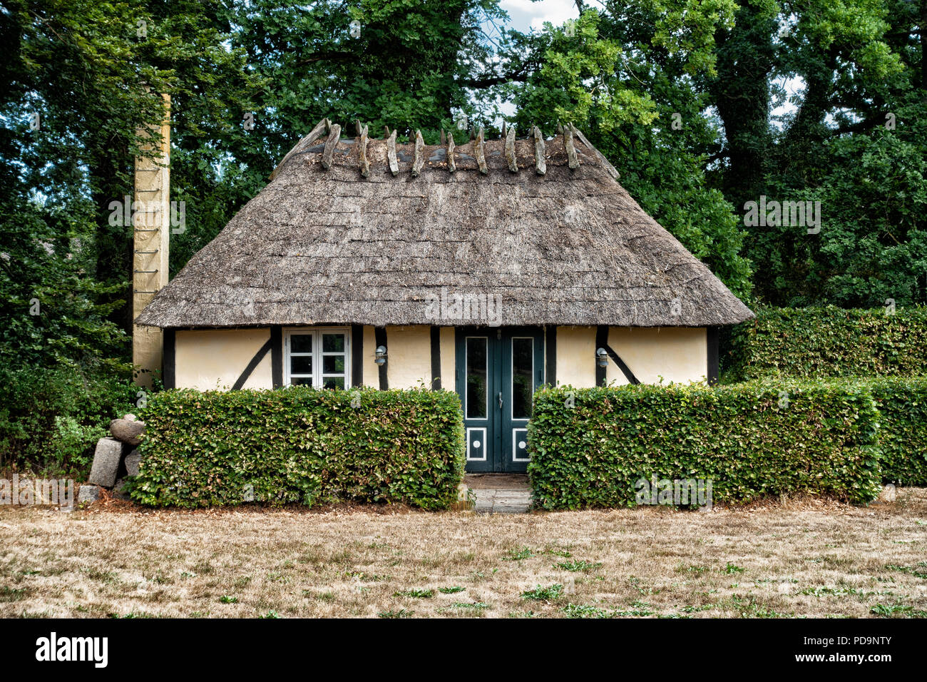 Old frame house hi-res stock photography and images - Alamy