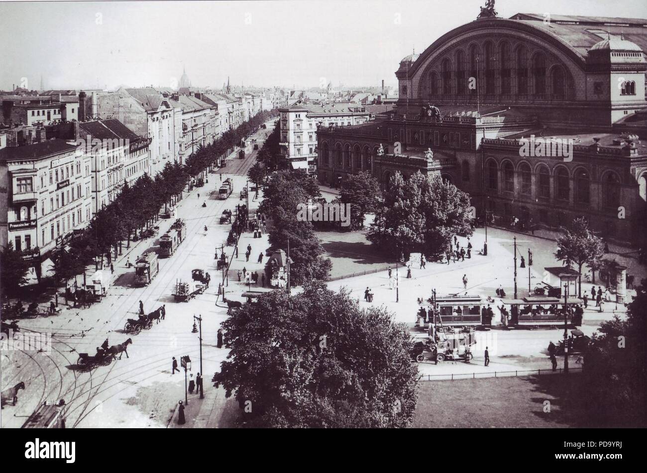 Anhalter Bahnhof und Askanischer Platz Stock Photo - Alamy