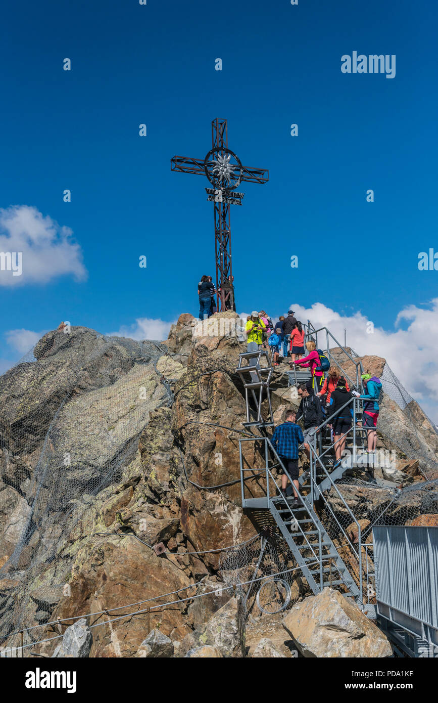 James bond movie scenes hi-res stock photography and images - Alamy