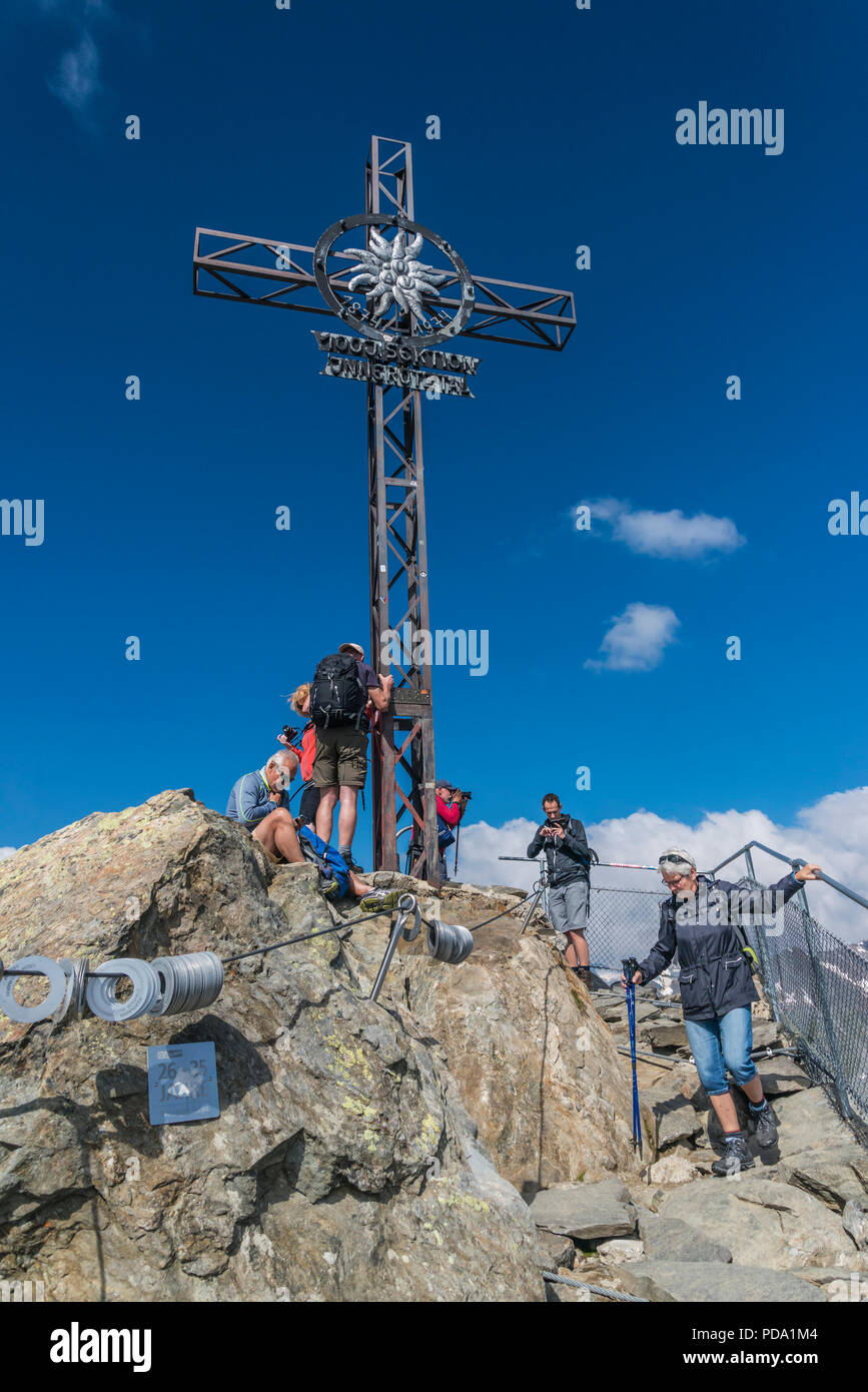 James bond movie scenes hi-res stock photography and images - Alamy