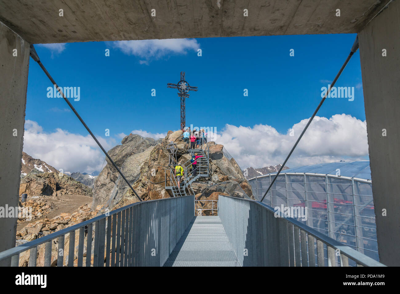 James bond movie scenes hi-res stock photography and images - Alamy