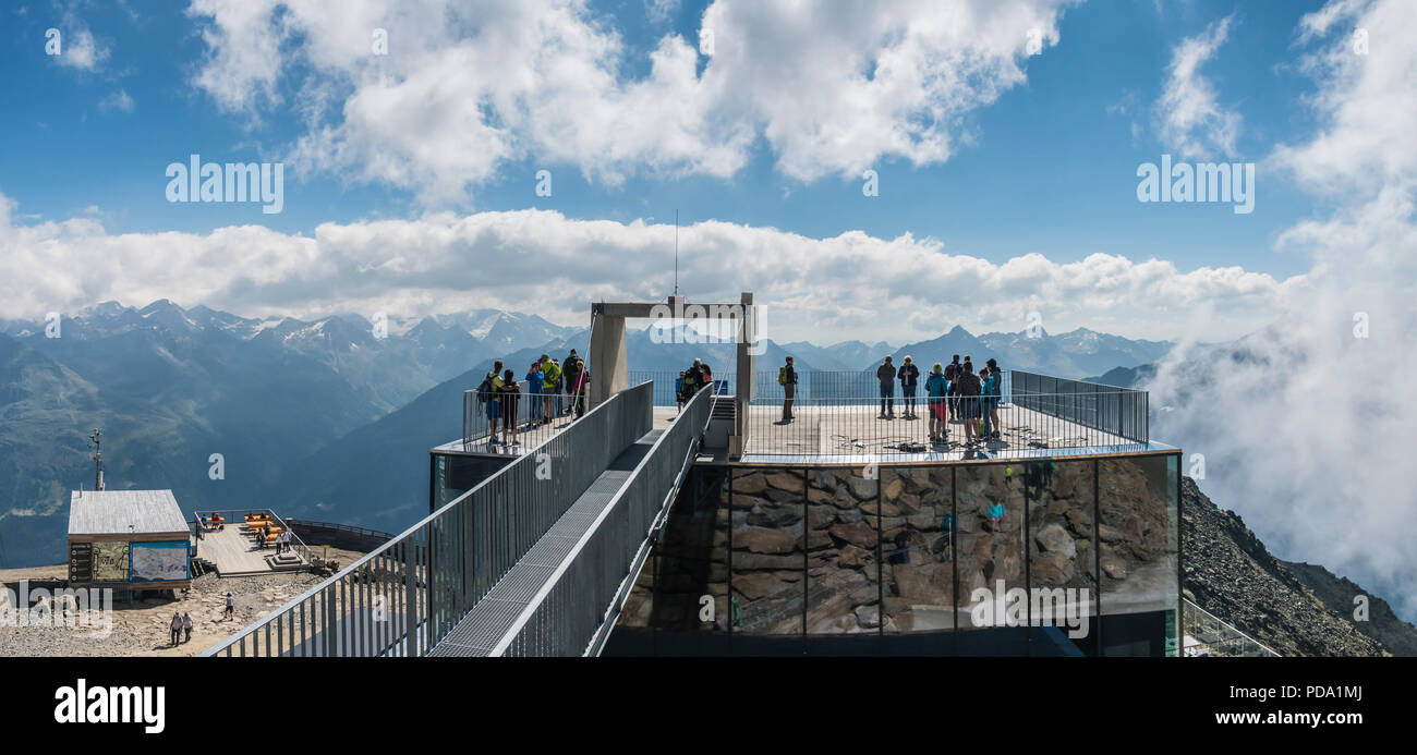 Movie scenes james bond hi-res stock photography and images - Alamy