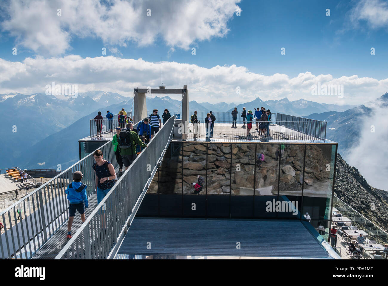 James bond movie scenes hi-res stock photography and images - Alamy