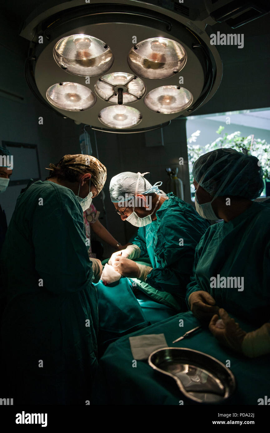 Team surgeon at work in operating room Stock Photo - Alamy