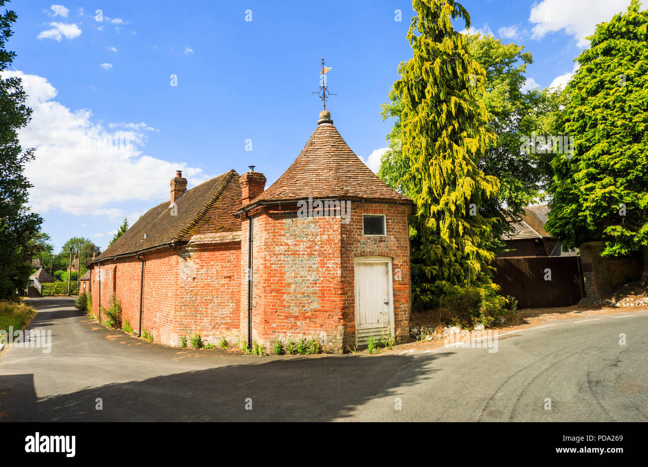 Brick stables hi-res stock photography and images - Alamy