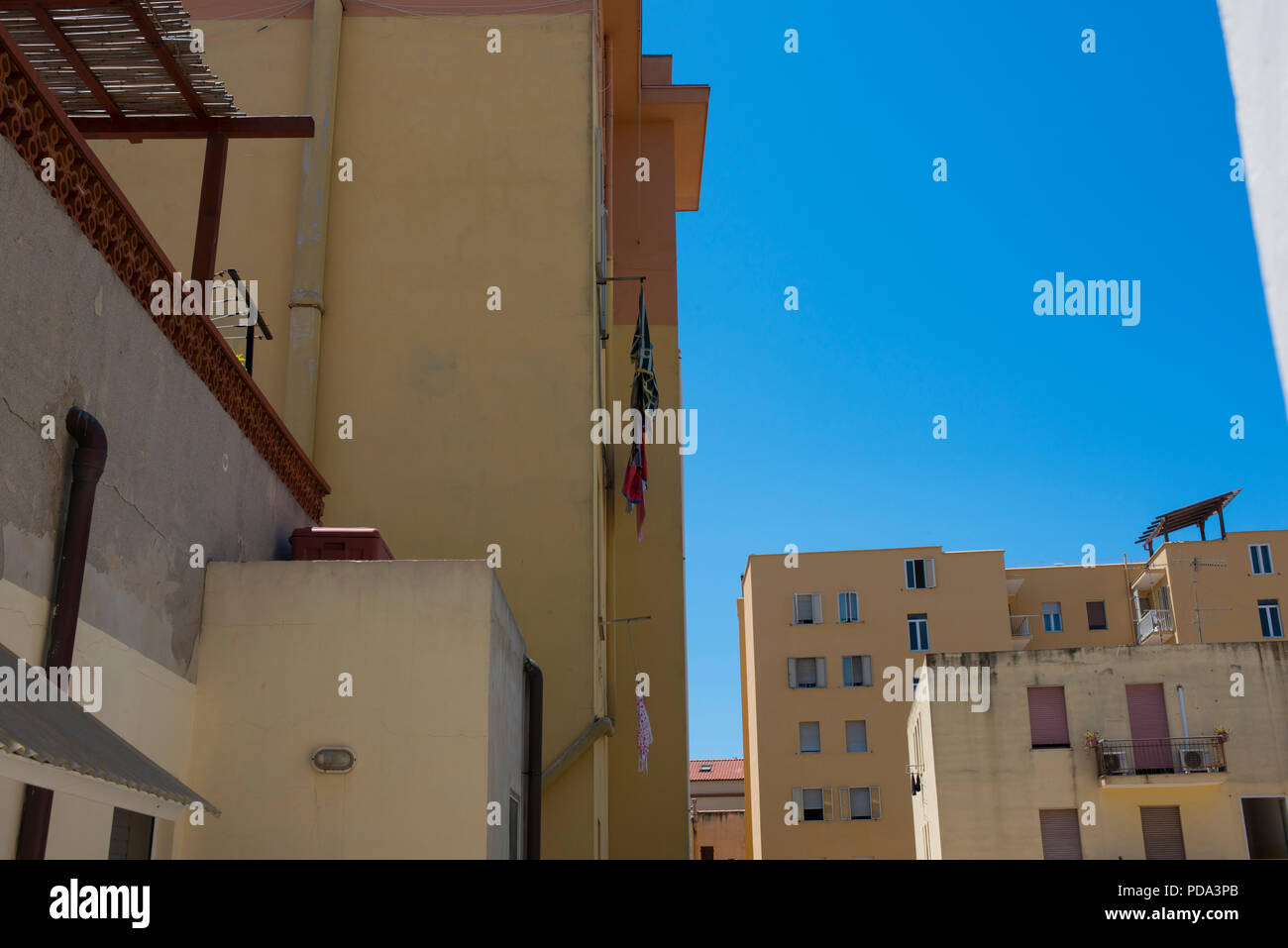 Drying clothes on apartment building hi-res stock photography and ...