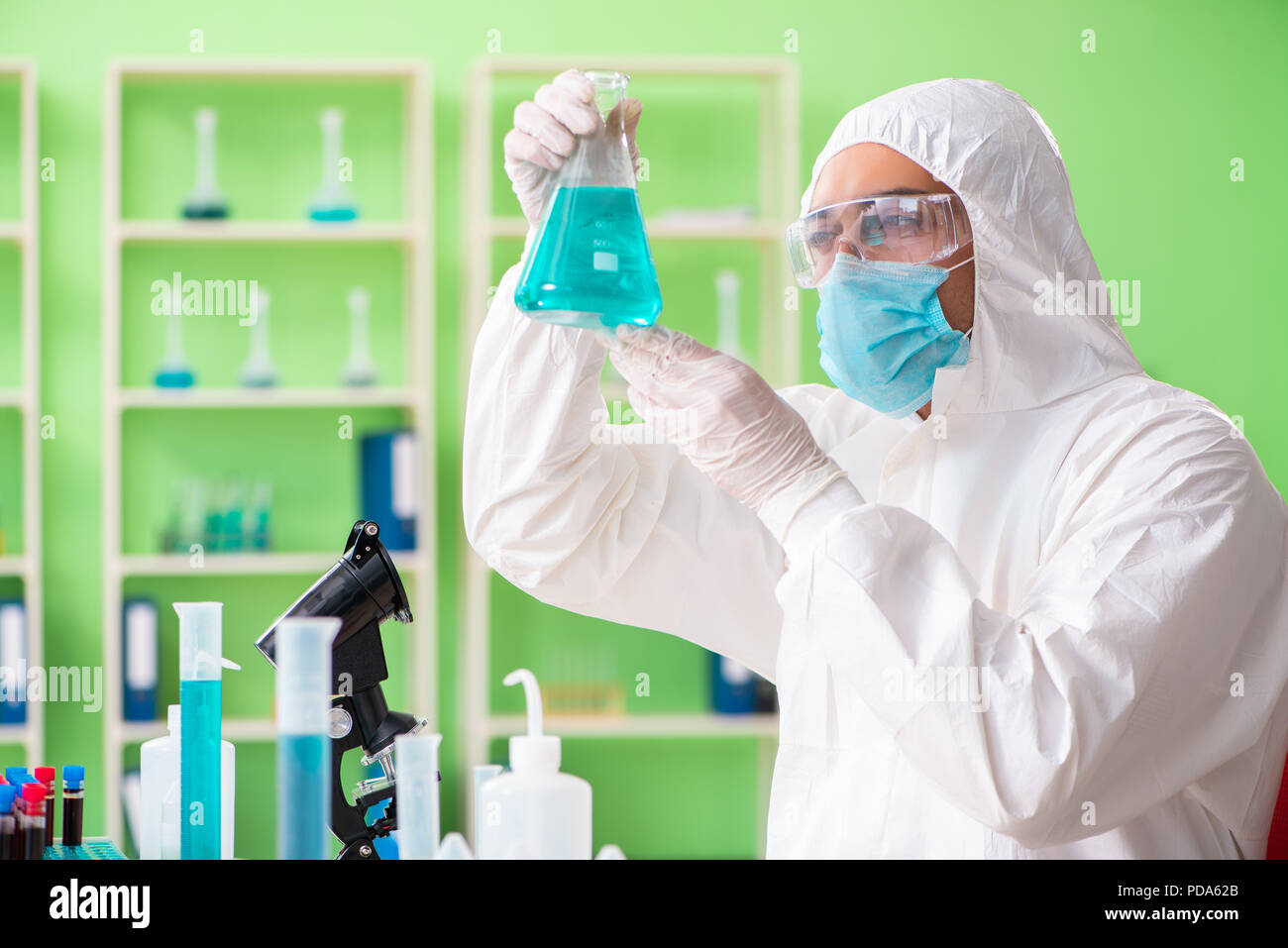 Chemist working in the lab on new experiment Stock Photo - Alamy