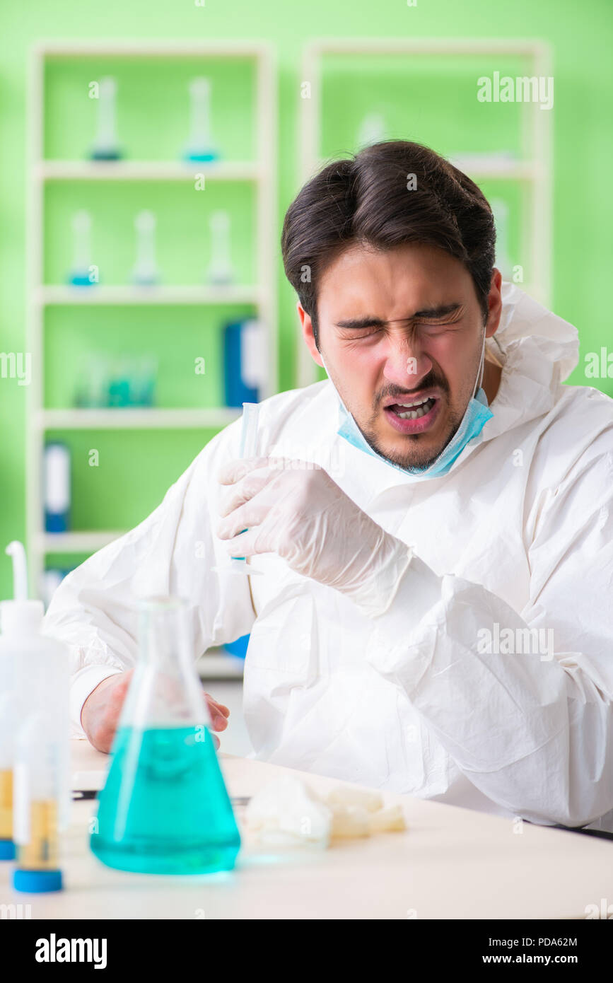 Chemist working in the lab on new experiment Stock Photo - Alamy