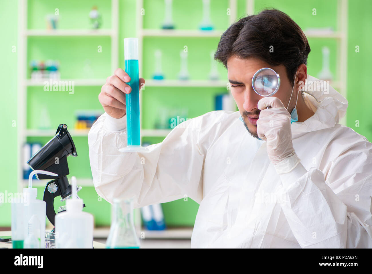 Chemist working in the lab on new experiment Stock Photo - Alamy