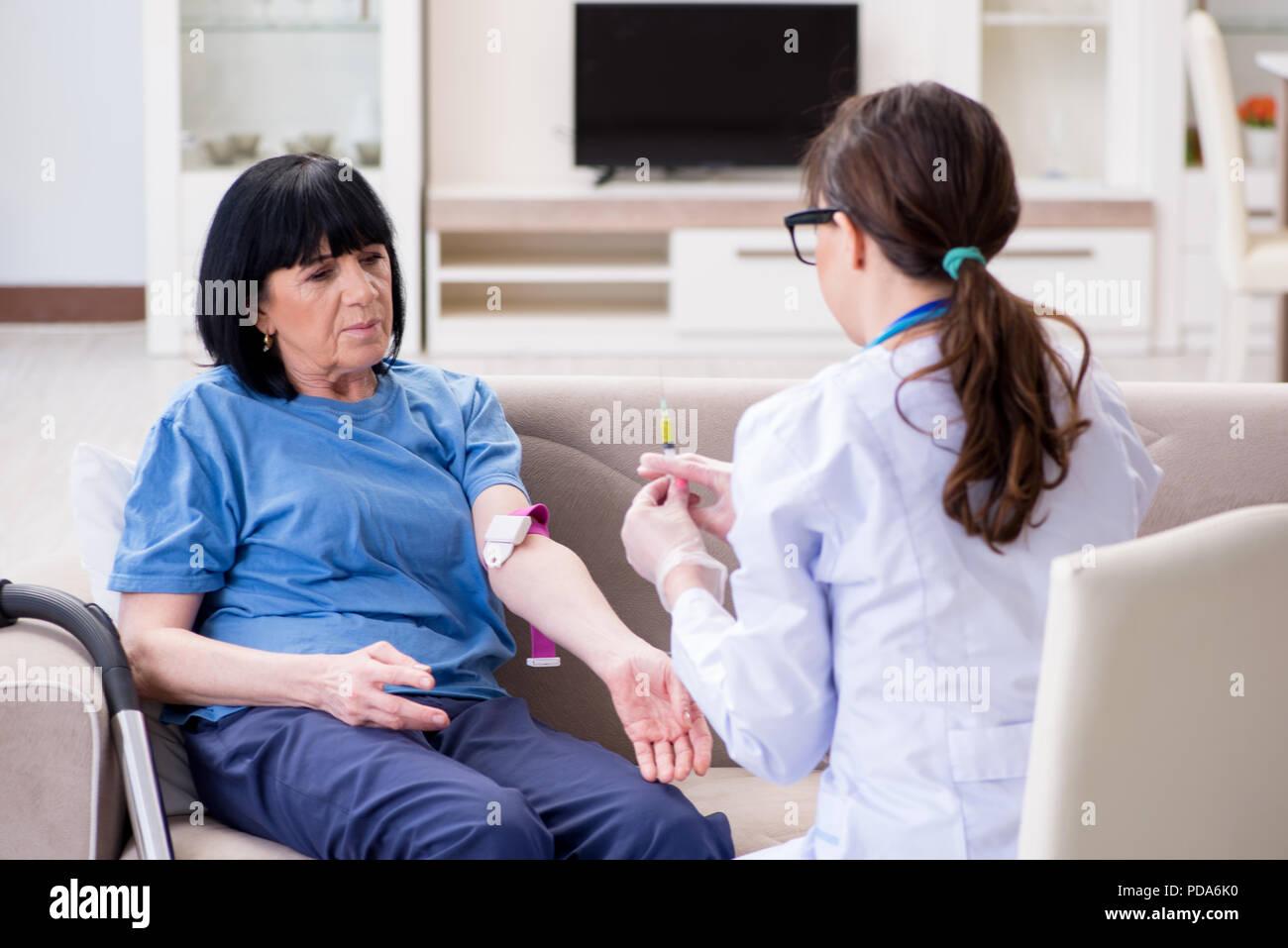 Doctor making injection to senior old woman Stock Photo - Alamy