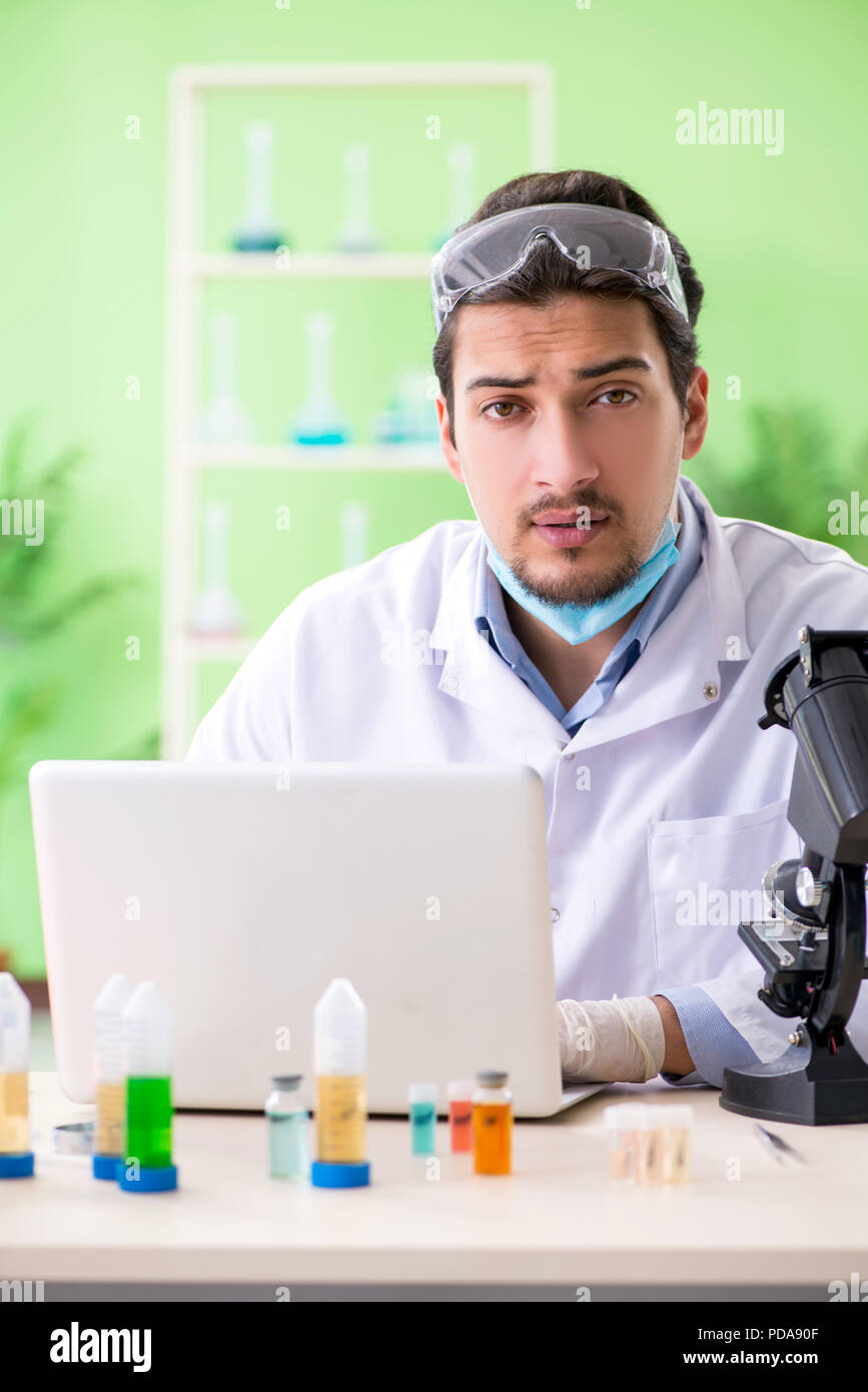 Man chemist working in the lab Stock Photo - Alamy