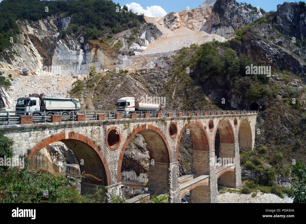 White marble bridge hi-res stock photography and images - Alamy