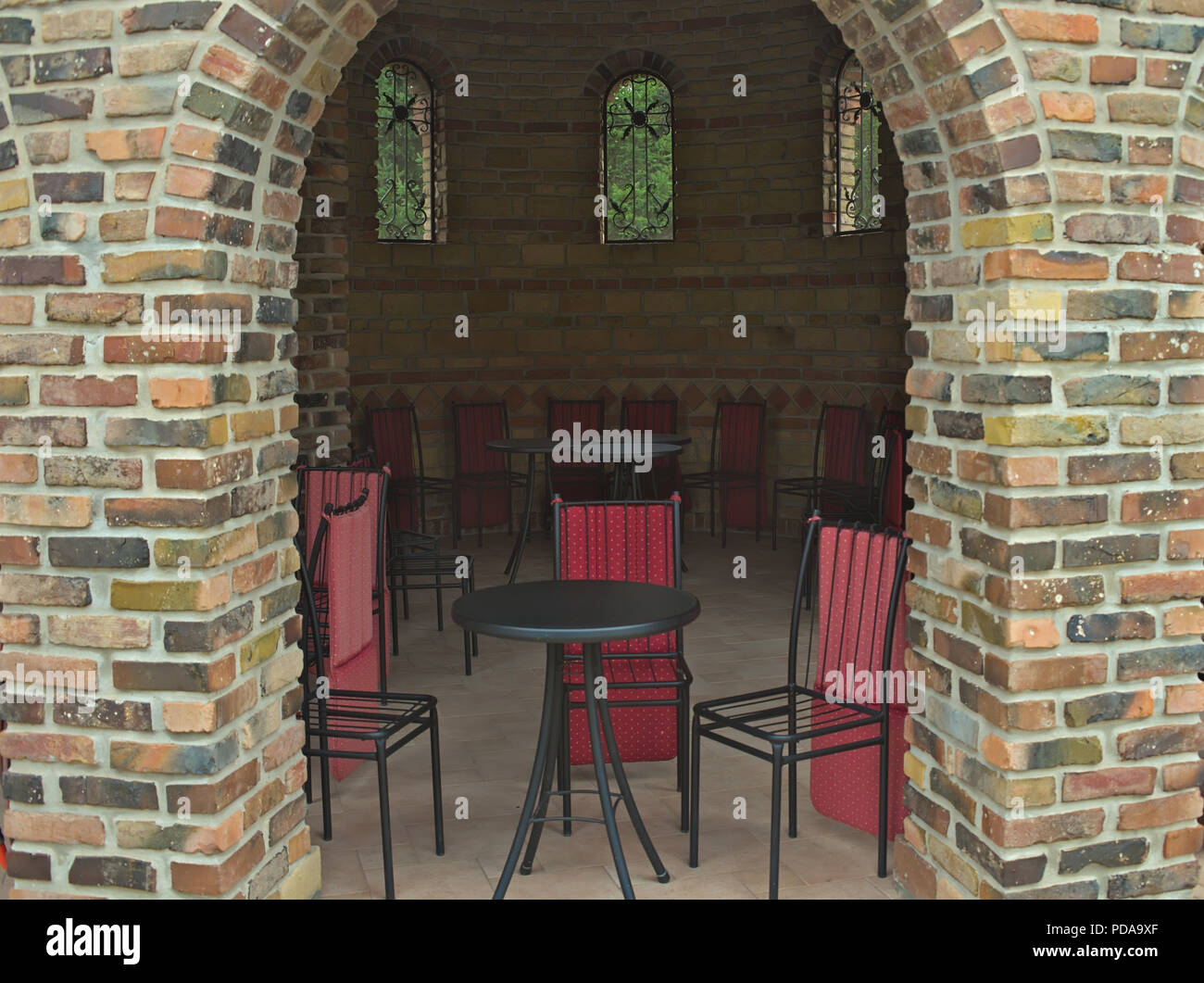 Cafe outside exterior front entrance hi-res stock photography and ...