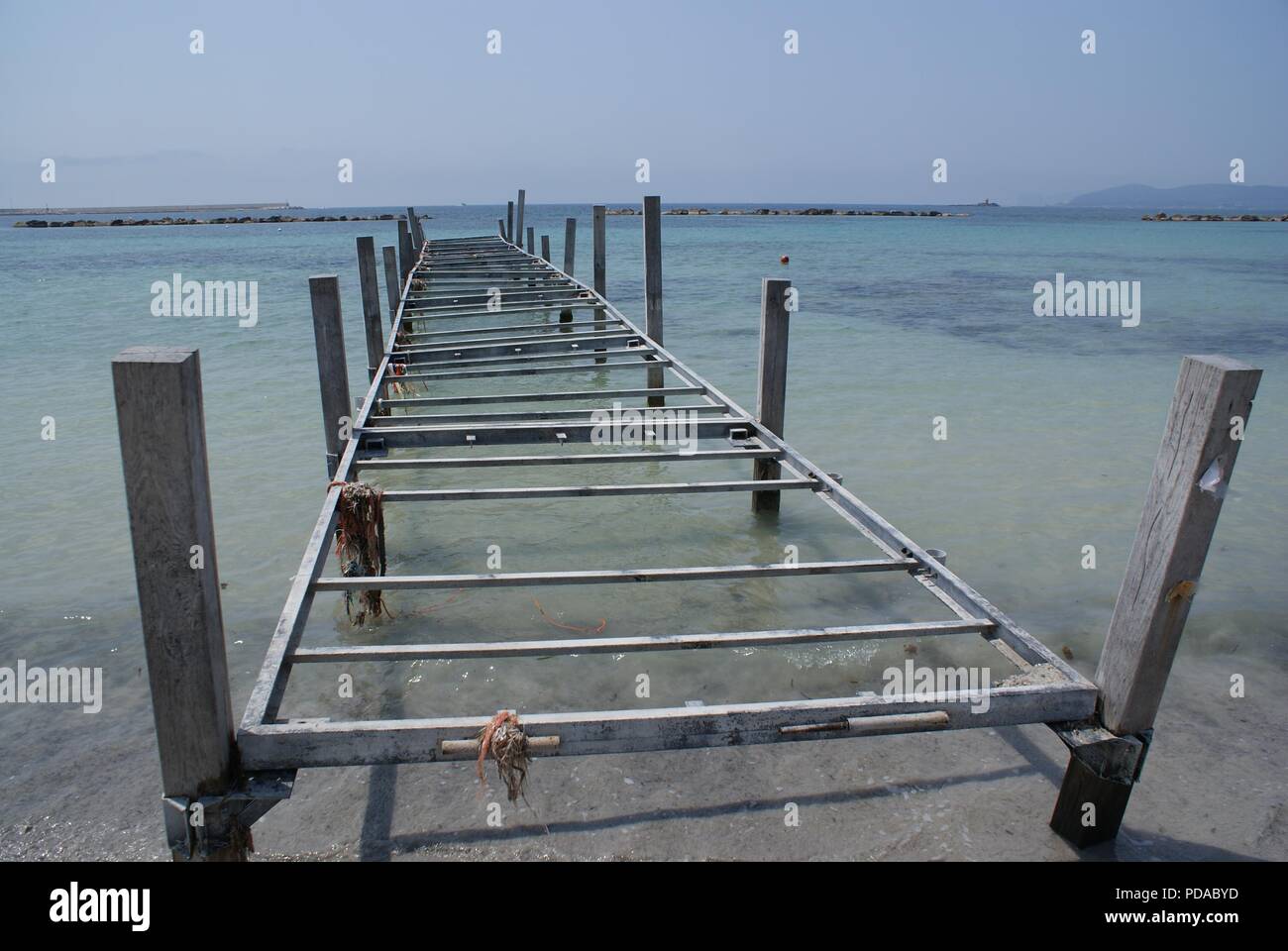 Boats on beach jetty hi-res stock photography and images - Alamy