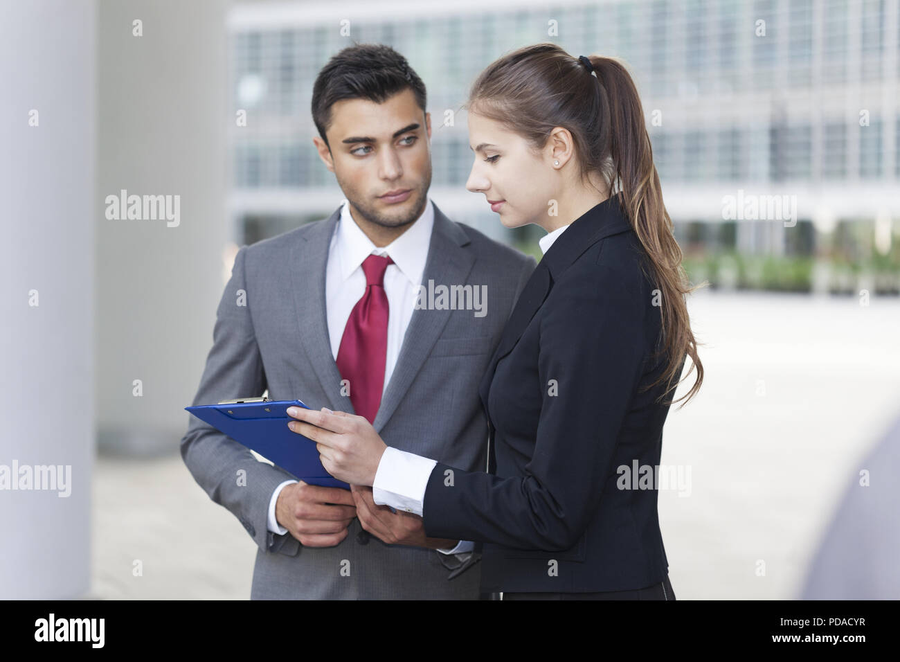 Outdoor business people clipboard hi-res stock photography and images ...