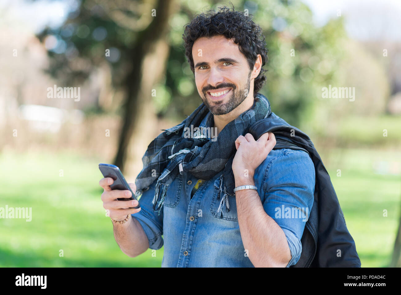 A man using his mobile phone hi-res stock photography and images - Alamy