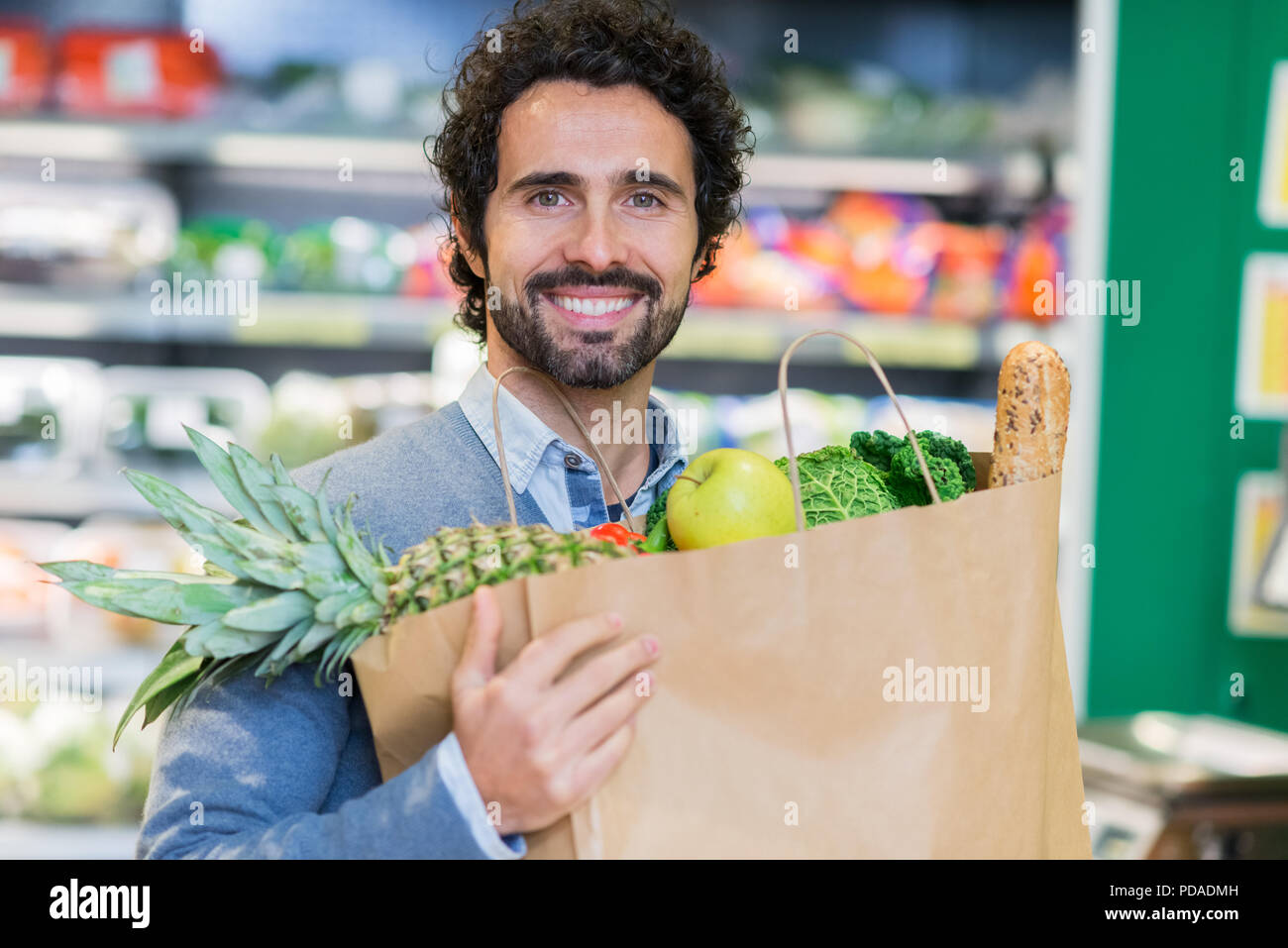 Man holding food hi-res stock photography and images - Alamy