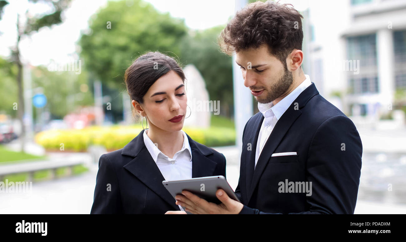 Couple of business people hi-res stock photography and images - Alamy