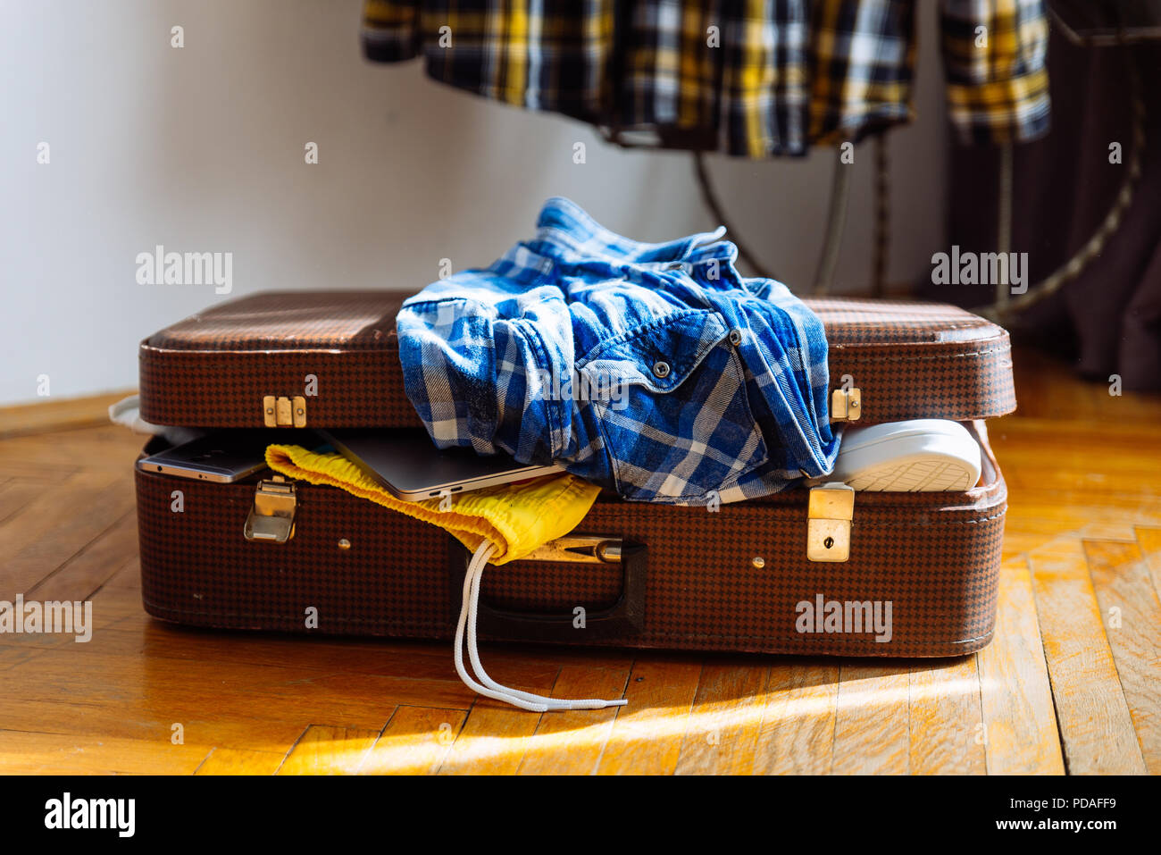 Overloaded suitcase hi-res stock photography and images - Alamy