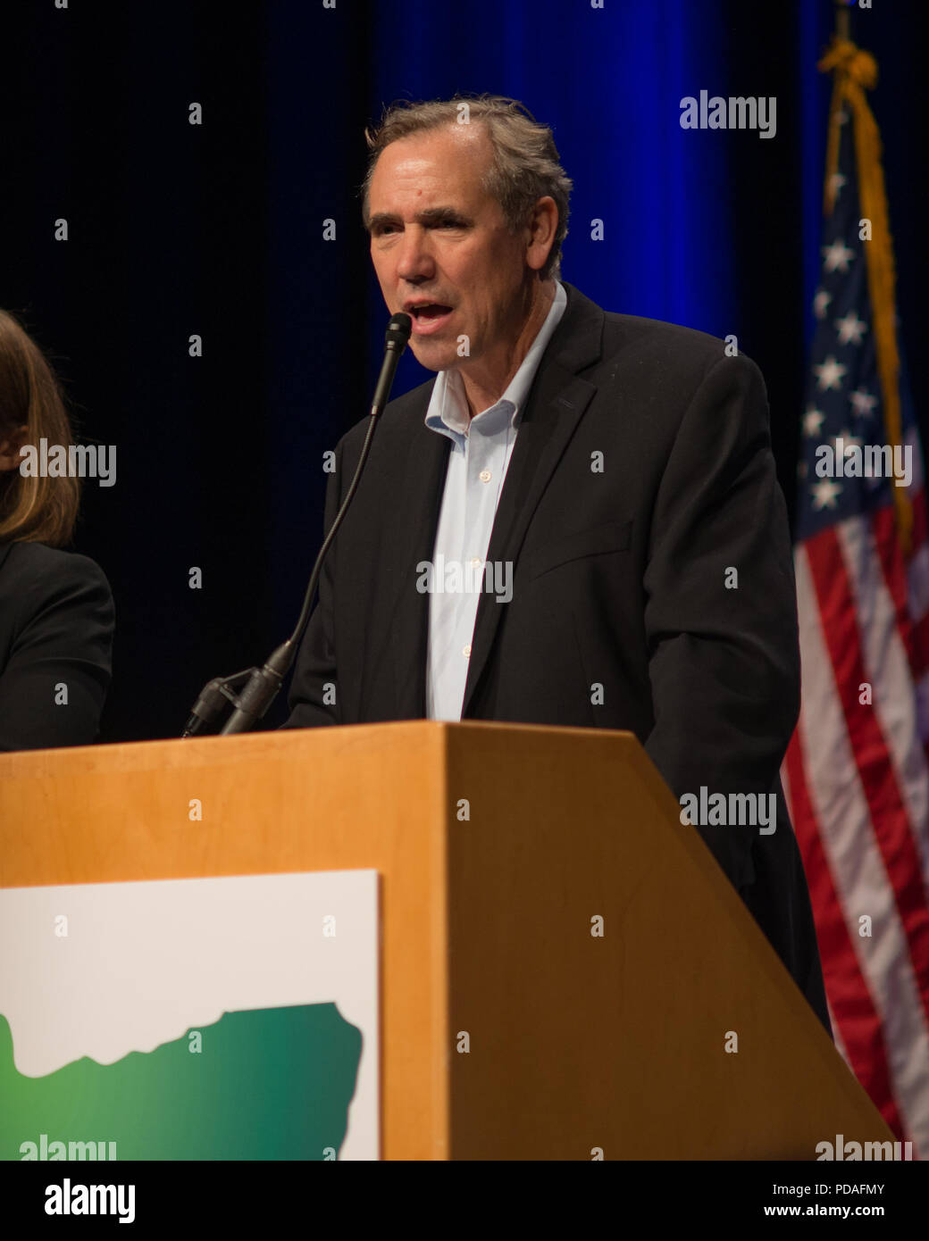 Ron wyden campaign hi-res stock photography and images - Alamy