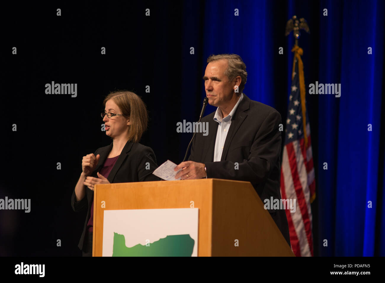 Ron wyden campaign hi-res stock photography and images - Alamy