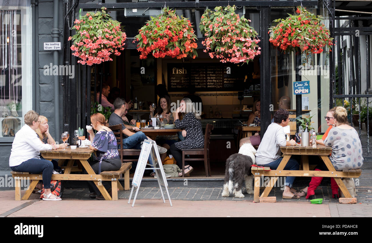 People sitting in a restaurant hi-res stock photography and images - Alamy