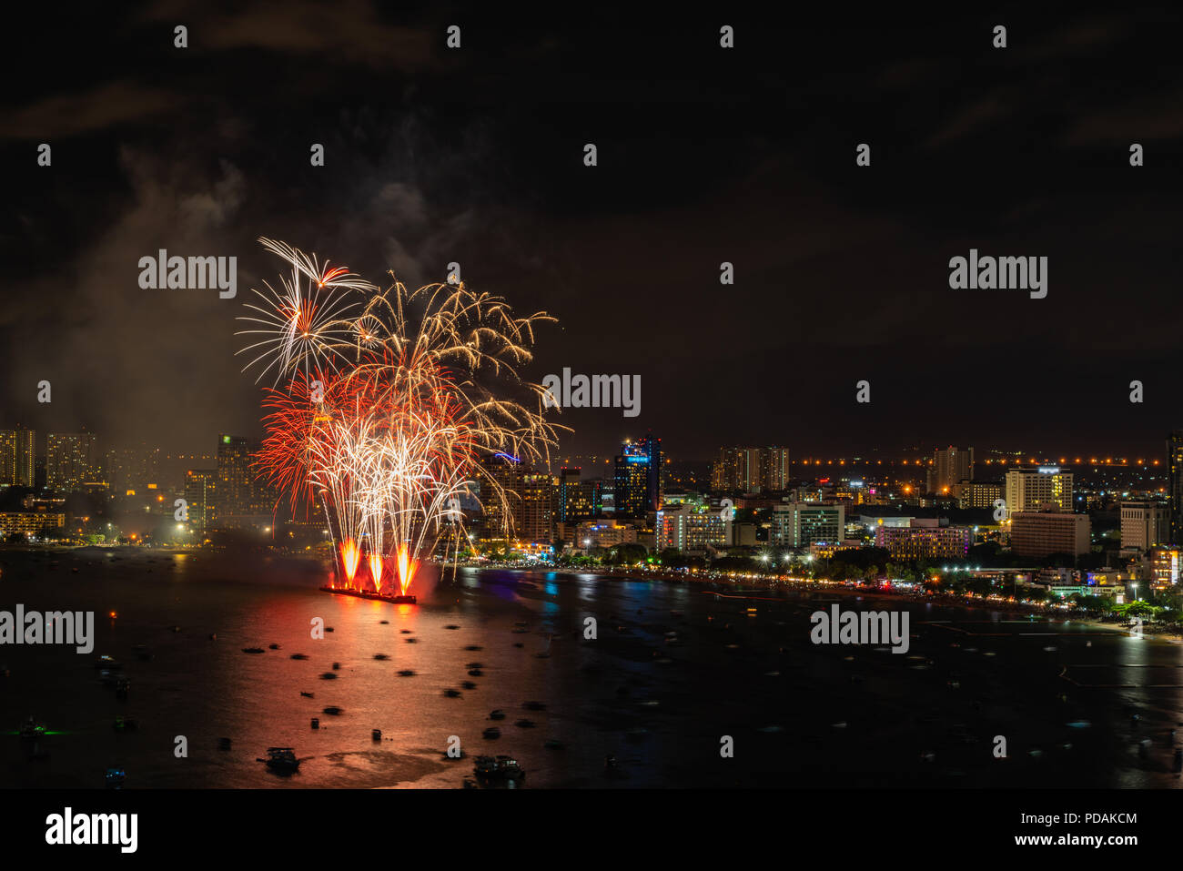 Fireworks display in sea pattaya hi-res stock photography and images ...