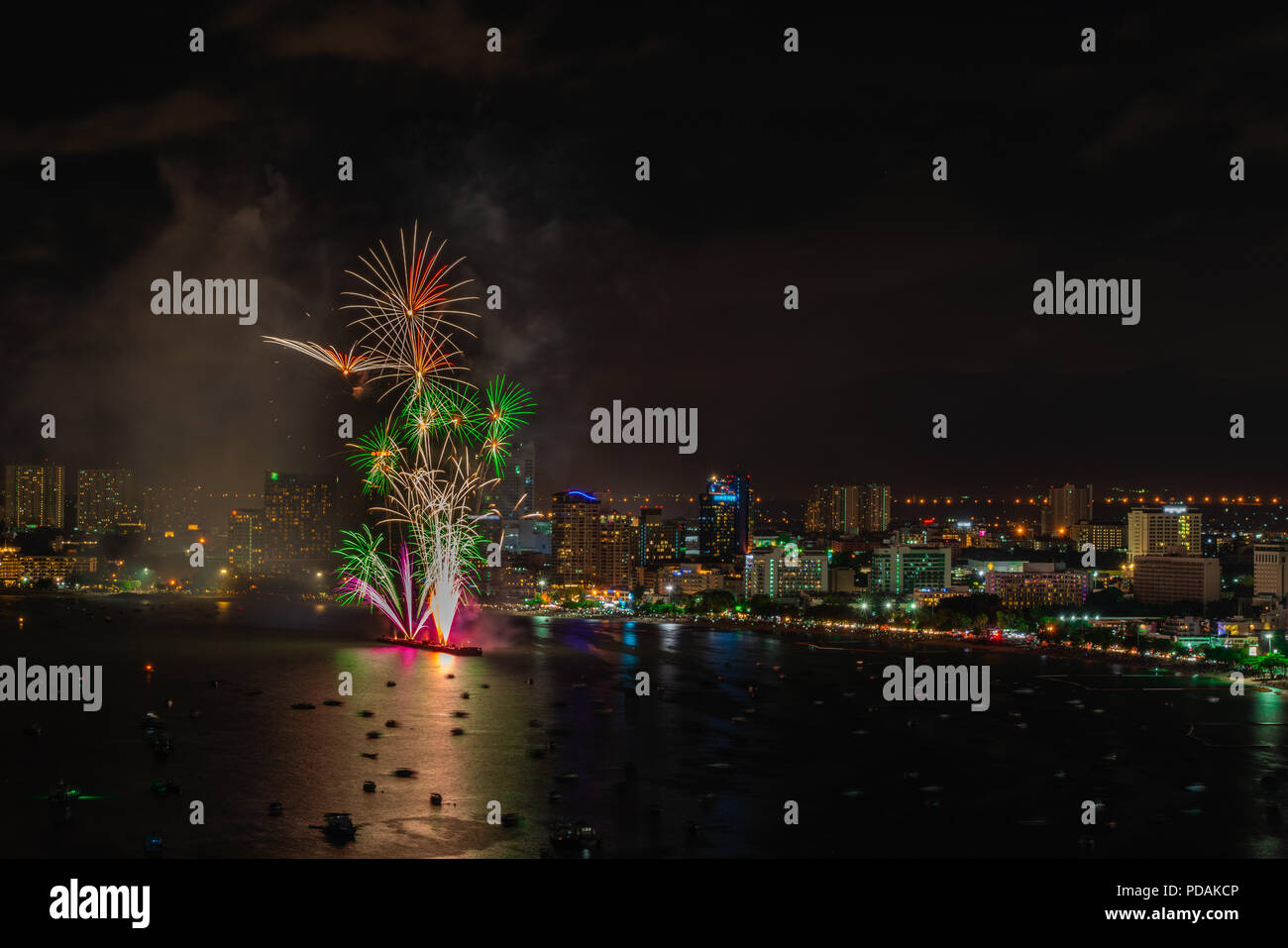 Fireworks display in sea pattaya hi-res stock photography and images ...