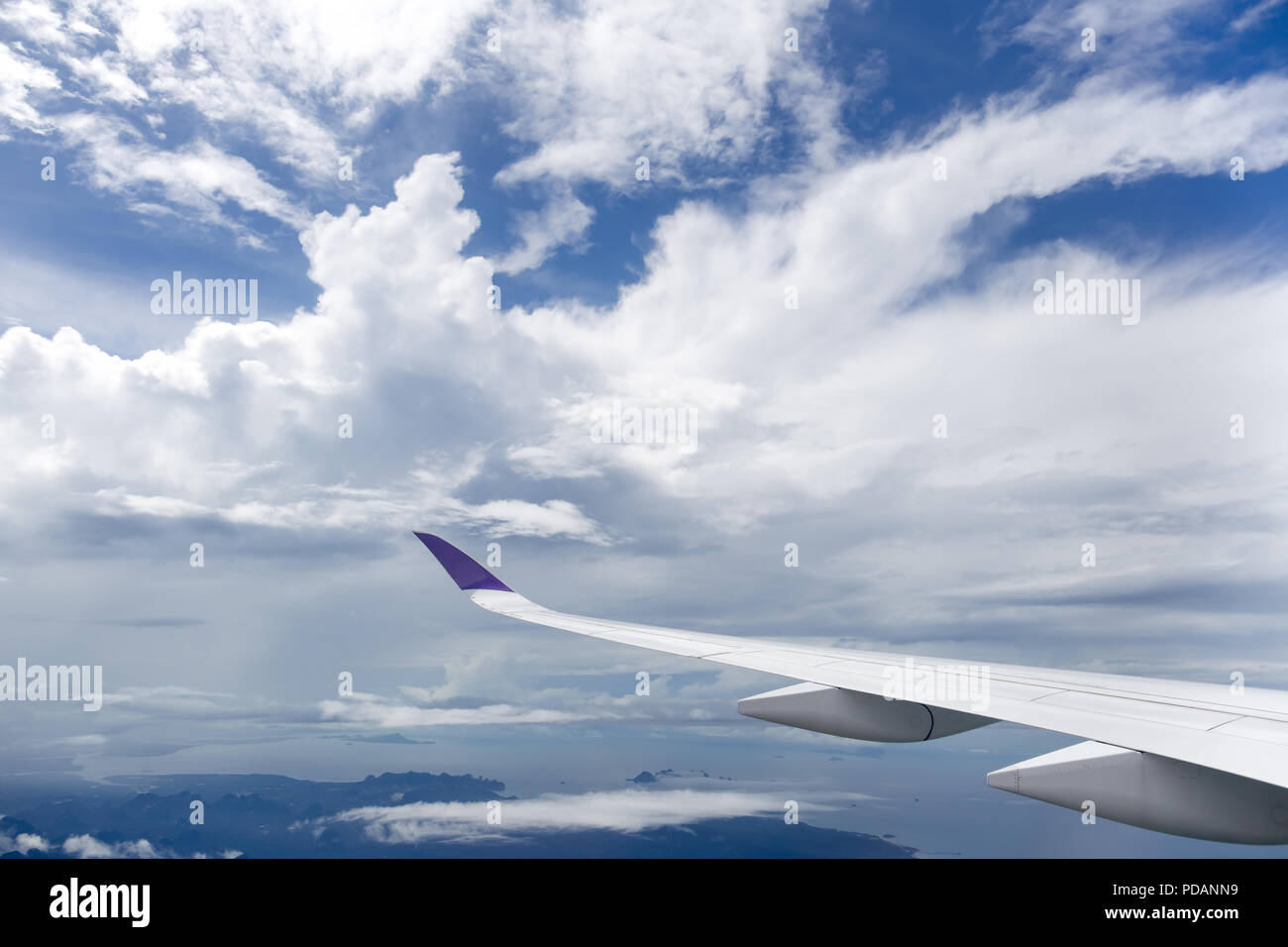 Plane fly over the ocean hi-res stock photography and images - Alamy