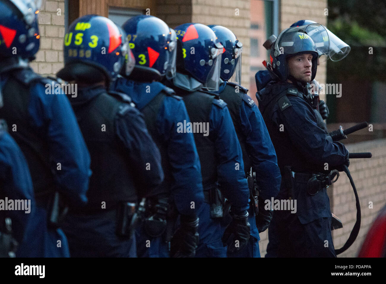 Police Officers Prepare To Raid An Address In Peckham South London Police Officers Prepare To Raid An Address In Peckham South London