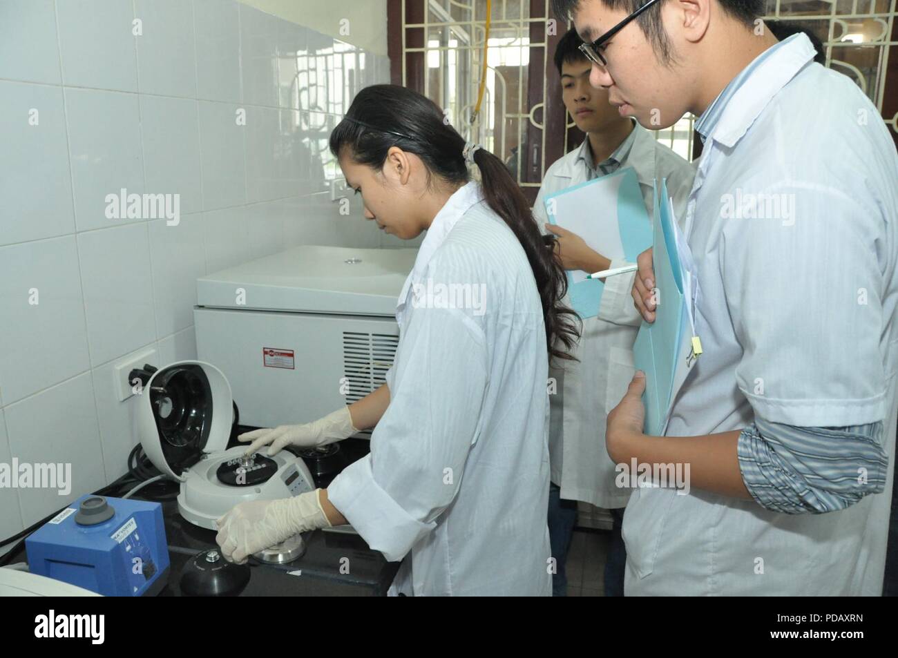 Animal virus detection lab training hi-res stock photography and images ...