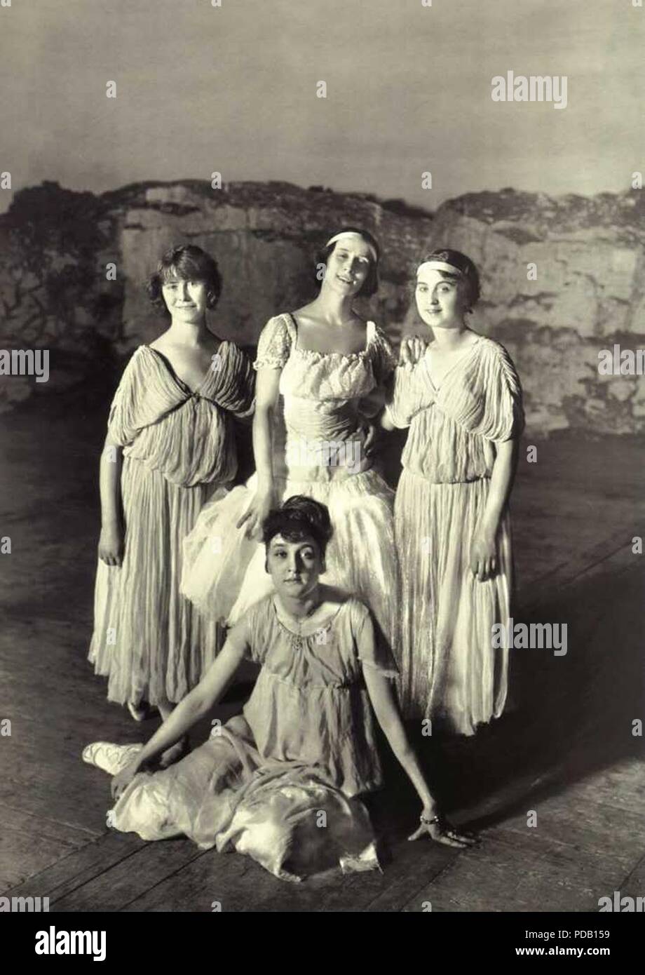 Anna Pavlova in a group of ballerinas Stock Photo - Alamy