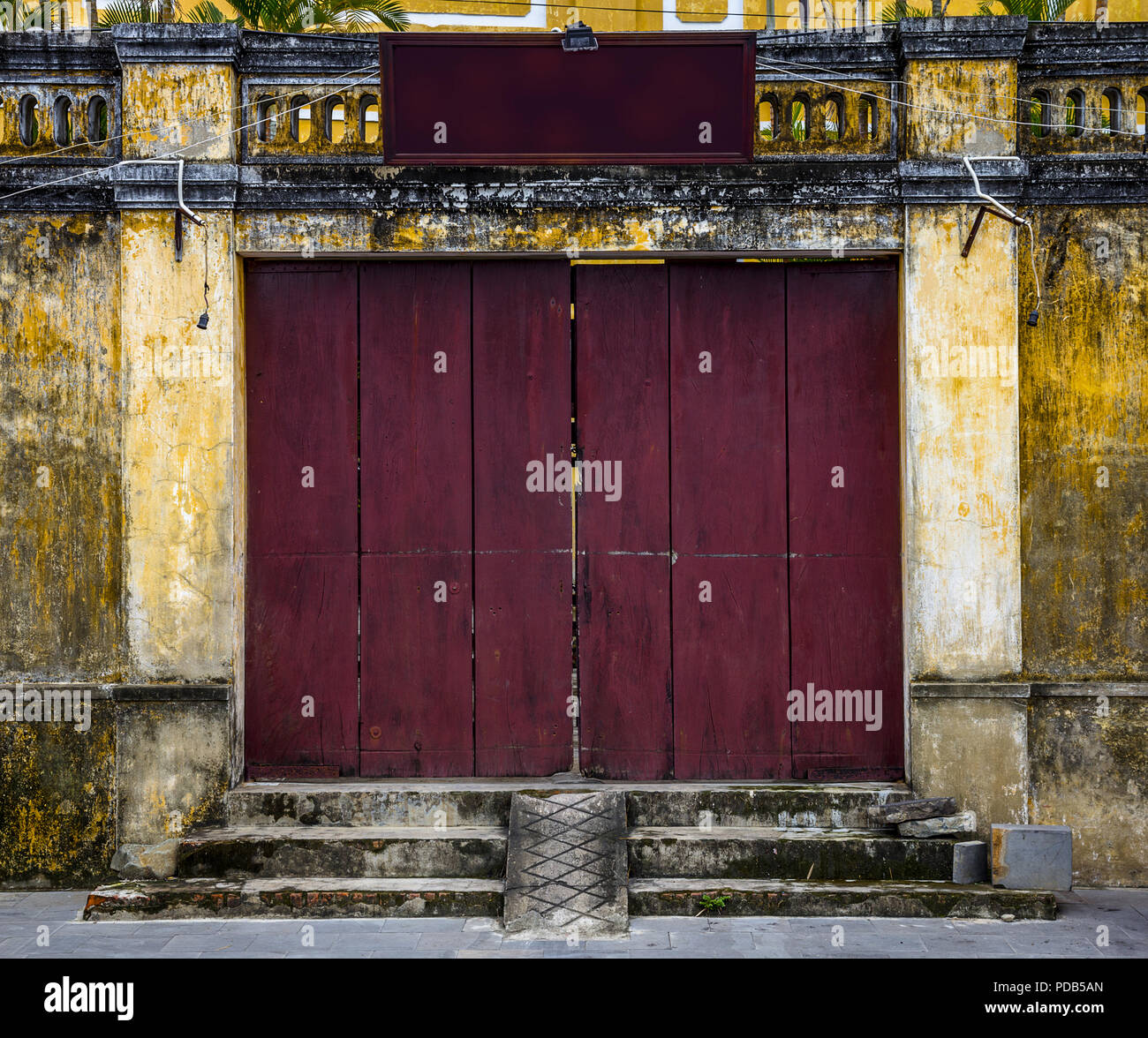 Vietnam hoi door traditional architecture hi-res stock photography and ...