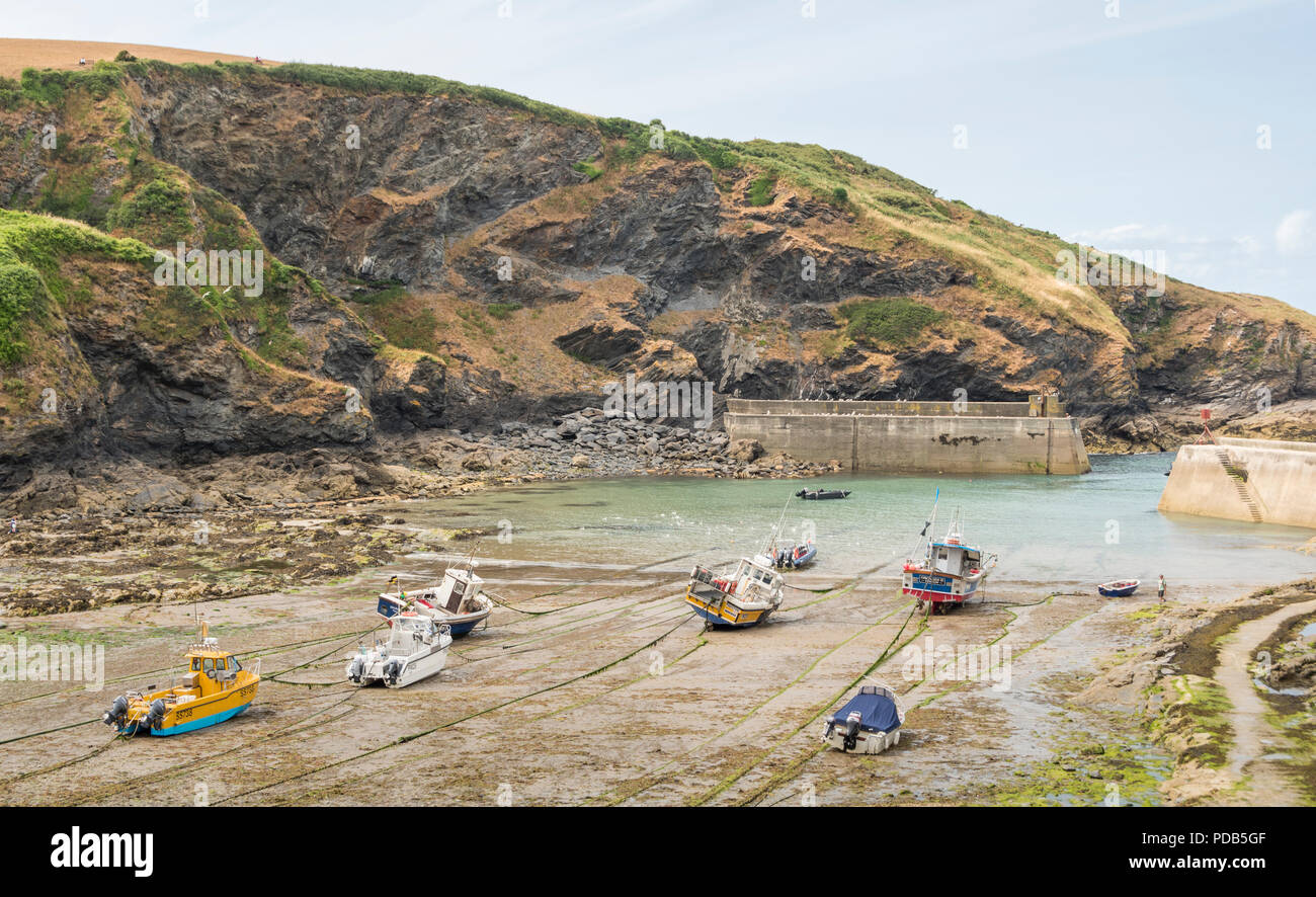 The pretty fishing village of Port Isaac on the north coast of Cornwall ...
