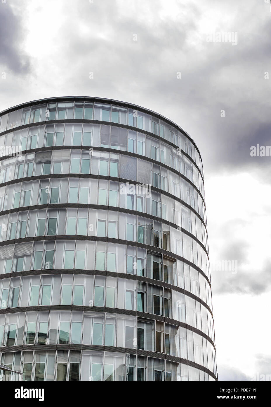 Cloudy building hi-res stock photography and images - Alamy