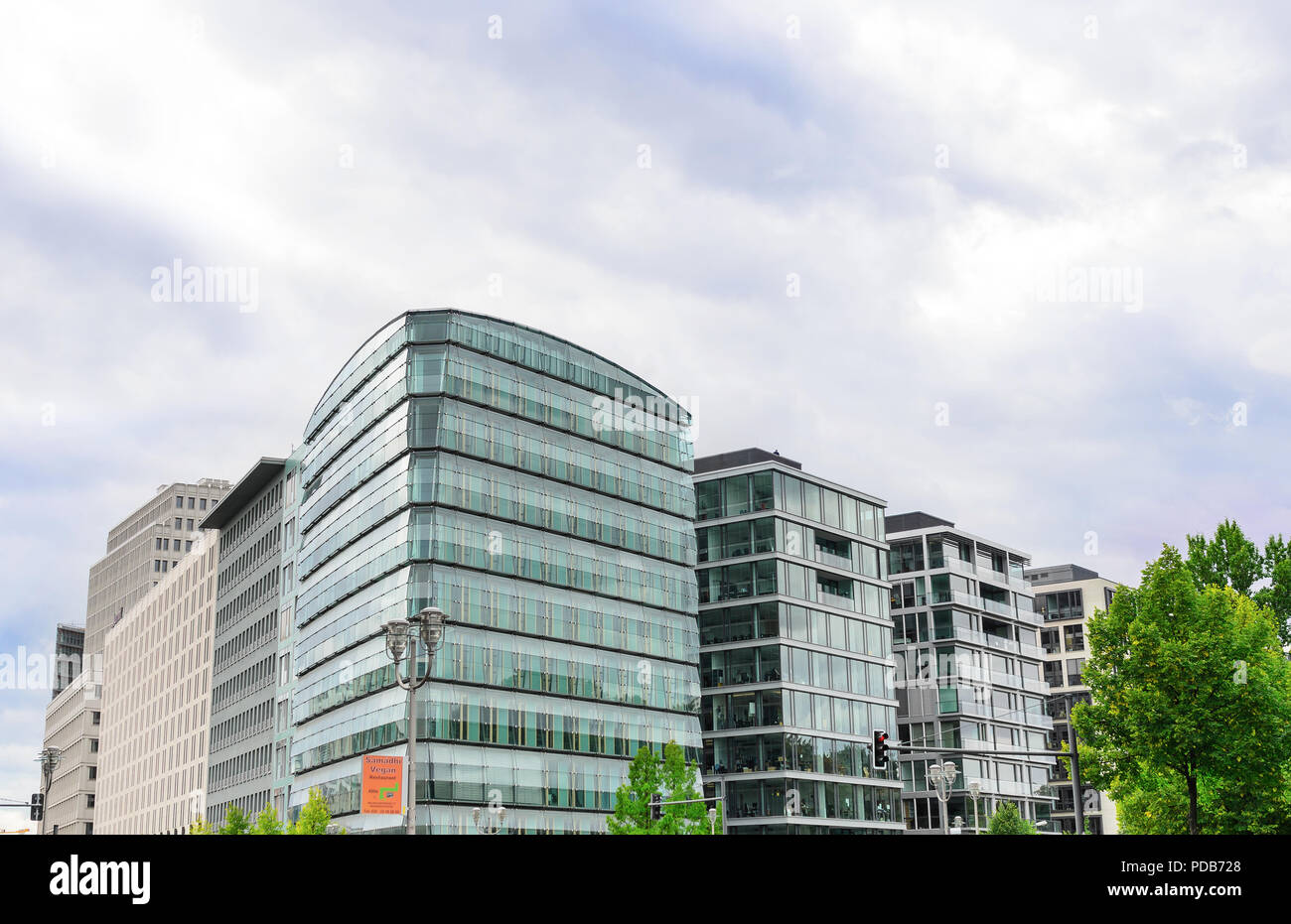 Officebuildingexterior hi-res stock photography and images - Alamy