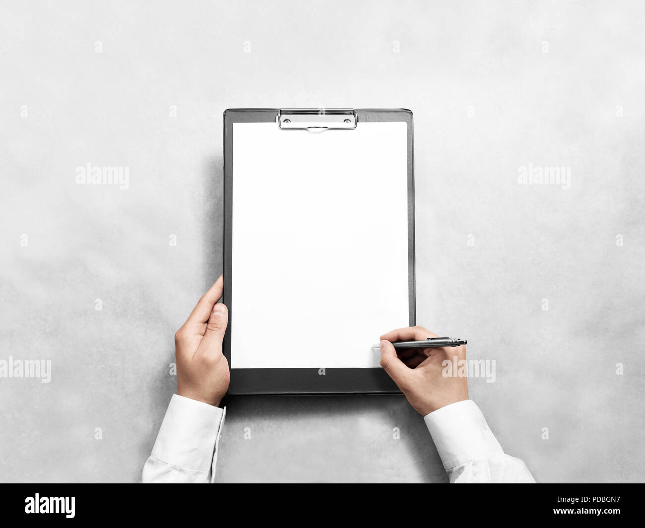 Clip board signing hi-res stock photography and images - Alamy