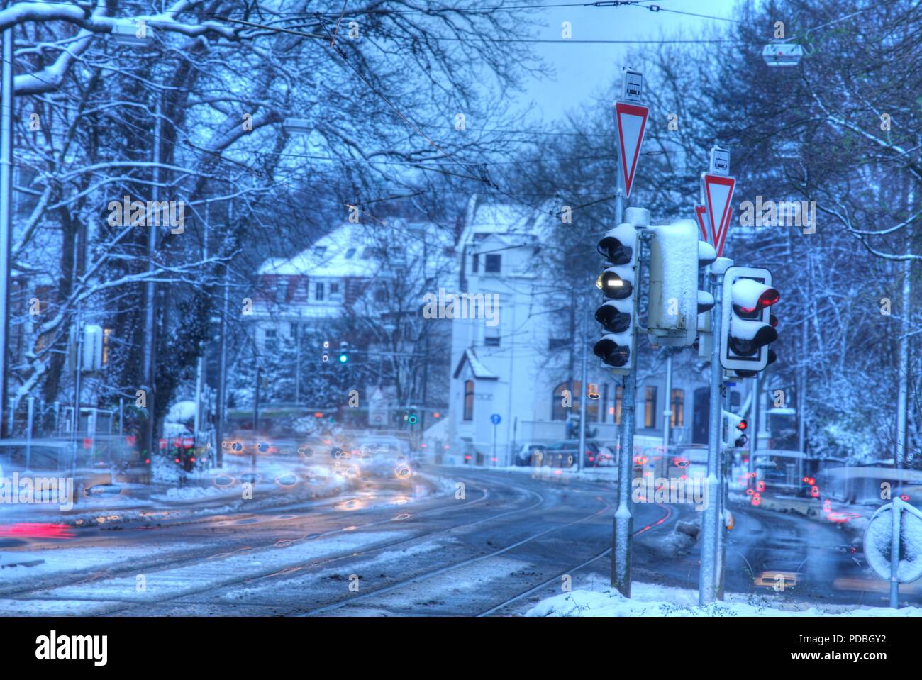 Verkehrszeichen winter hi-res stock photography and images - Alamy