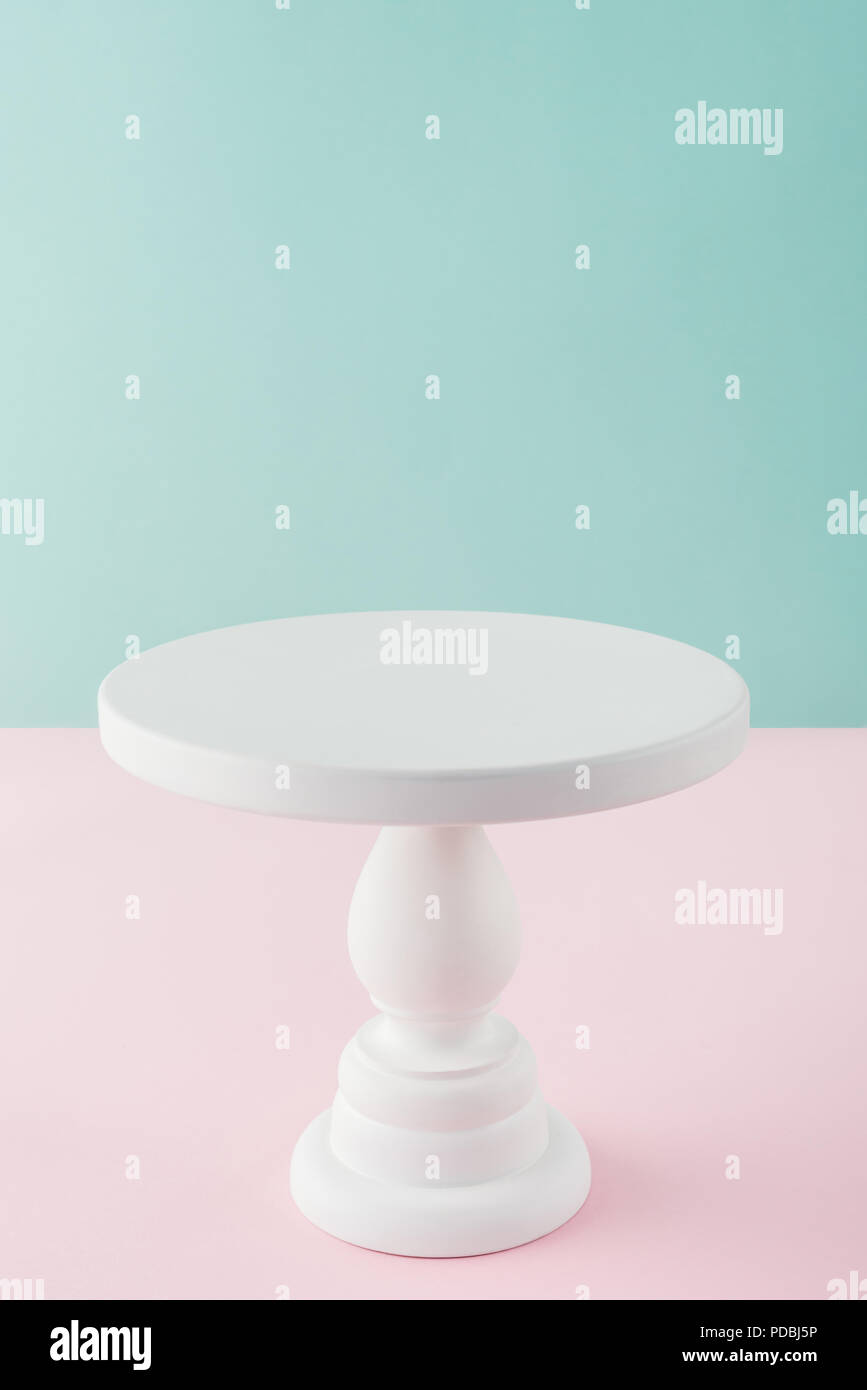 Empty cake stand hi-res stock photography and images - Alamy
