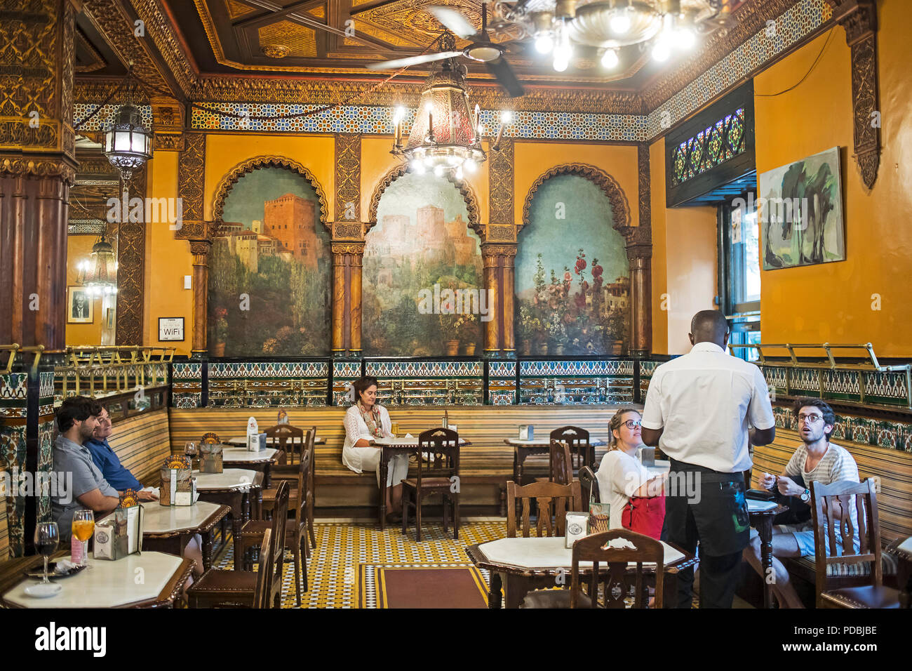 Café Iruña, 44 Plaza del Castillo, Bilbao, España Stock Photo - Alamy