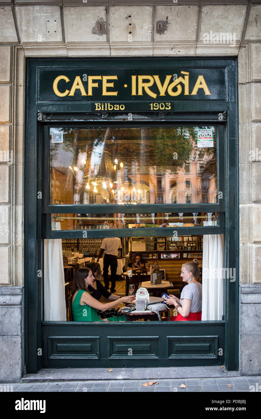 Café Iruña, 44 Plaza del Castillo, Bilbao, España Stock Photo - Alamy