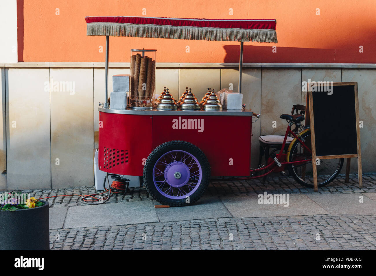 Ice cream selling hi-res stock photography and images - Alamy