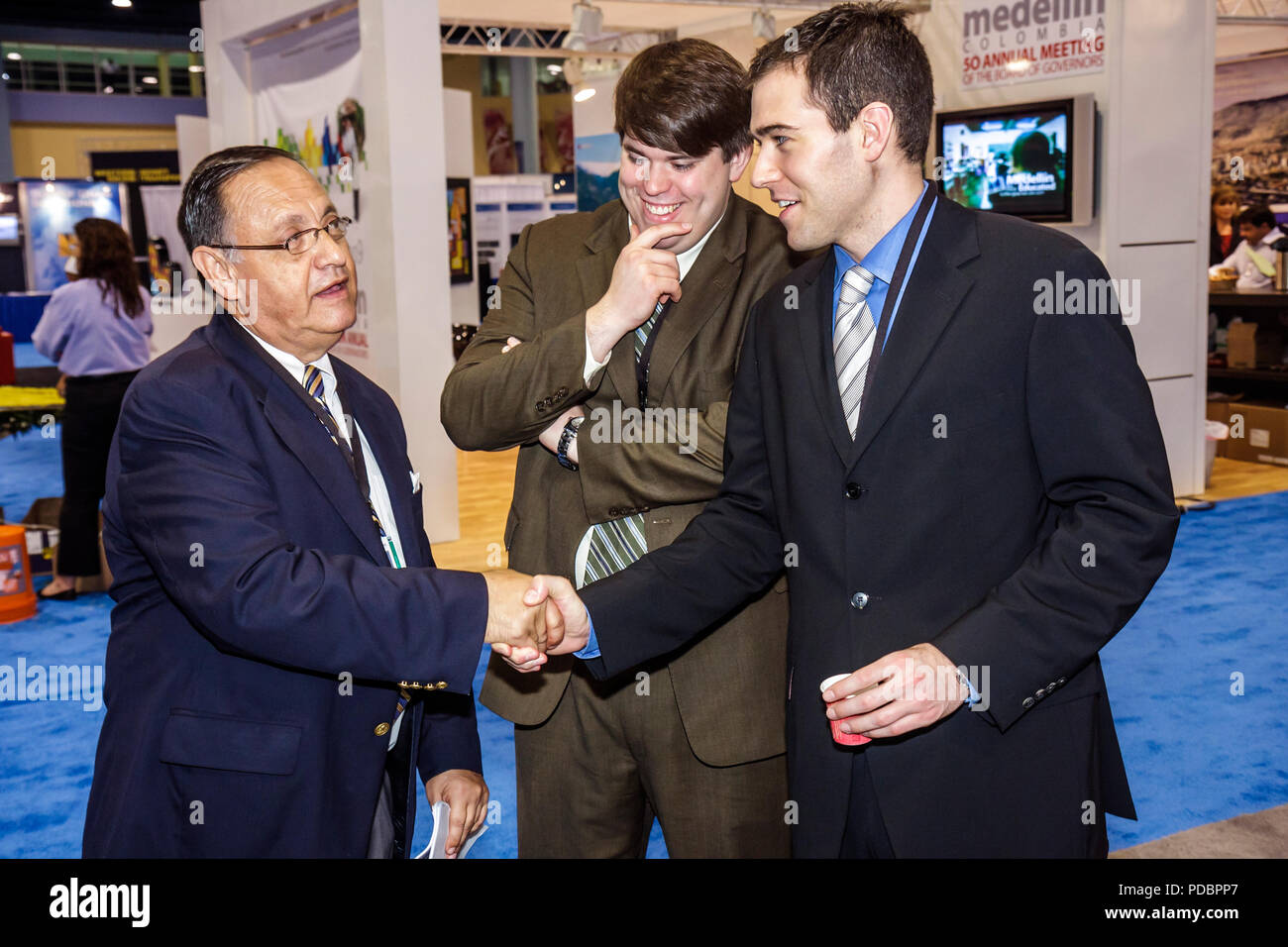 Very tall person with short people hi-res stock photography and images ...