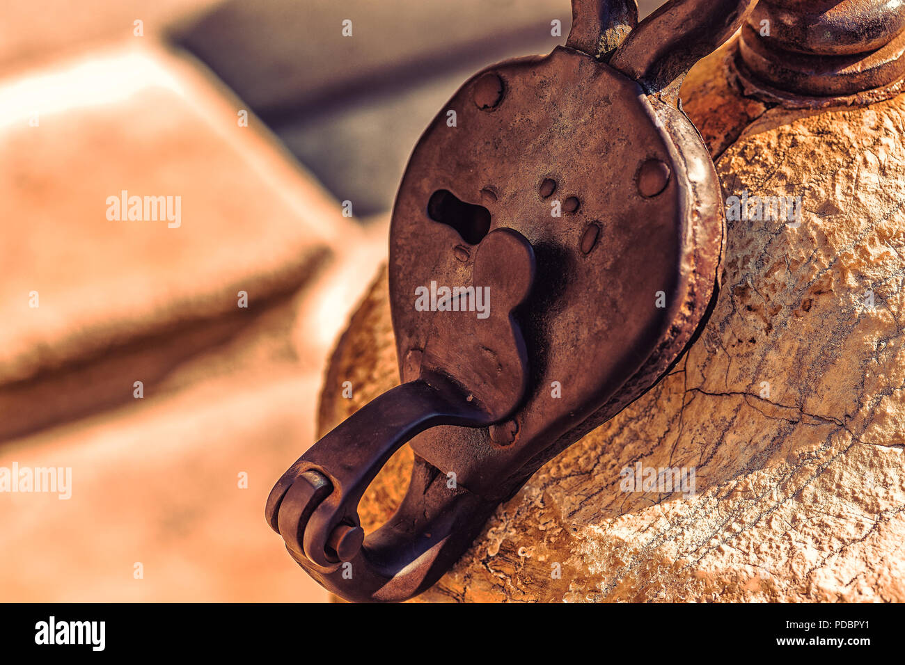 Rusty iron lock hi-res stock photography and images - Alamy