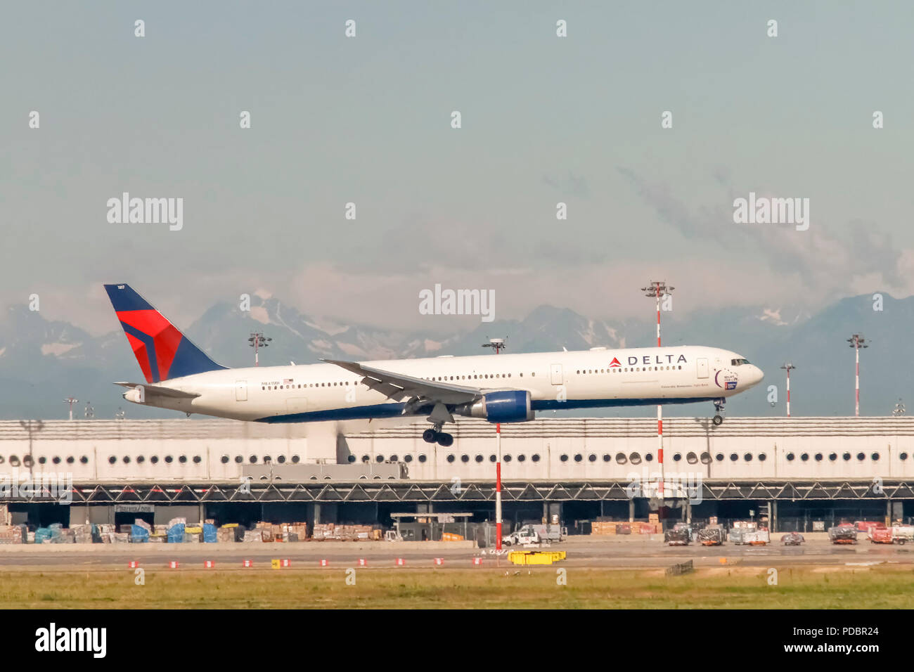 Delta Airlines, Boeing 767-400 (N841MH) at takeoff Stock Photo - Alamy