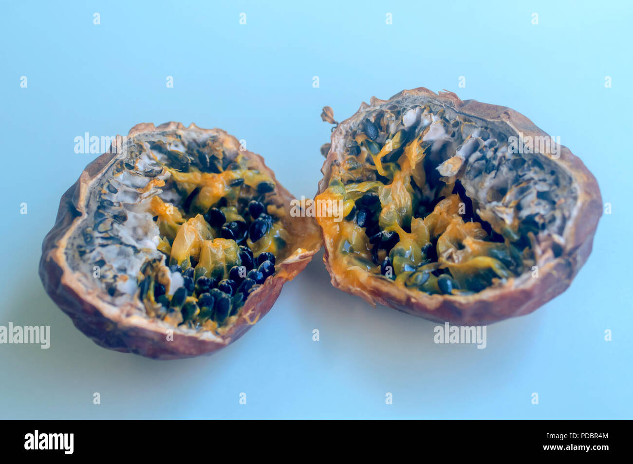 Purple passion fruit edible hi-res stock photography and images - Alamy