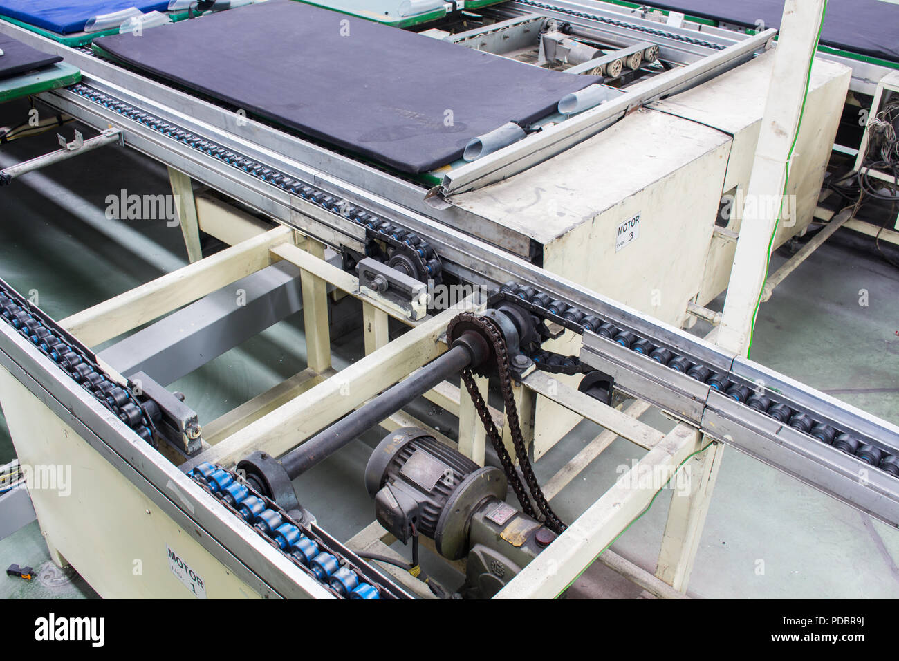 Conveyor chain hi-res stock photography and images - Alamy