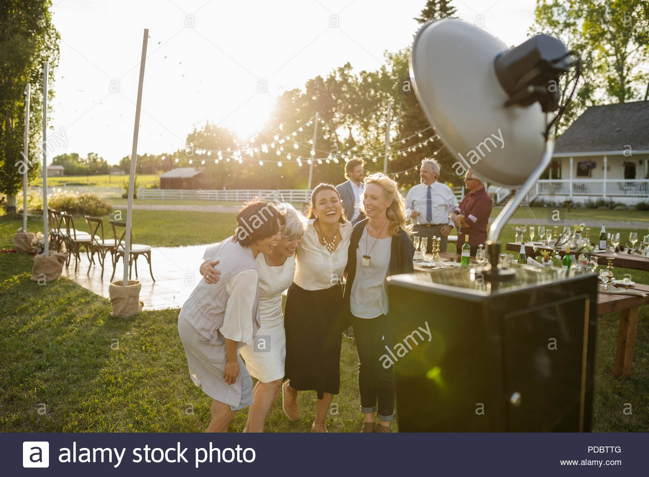 Friends posing in photo booth hi-res stock photography and images - Alamy