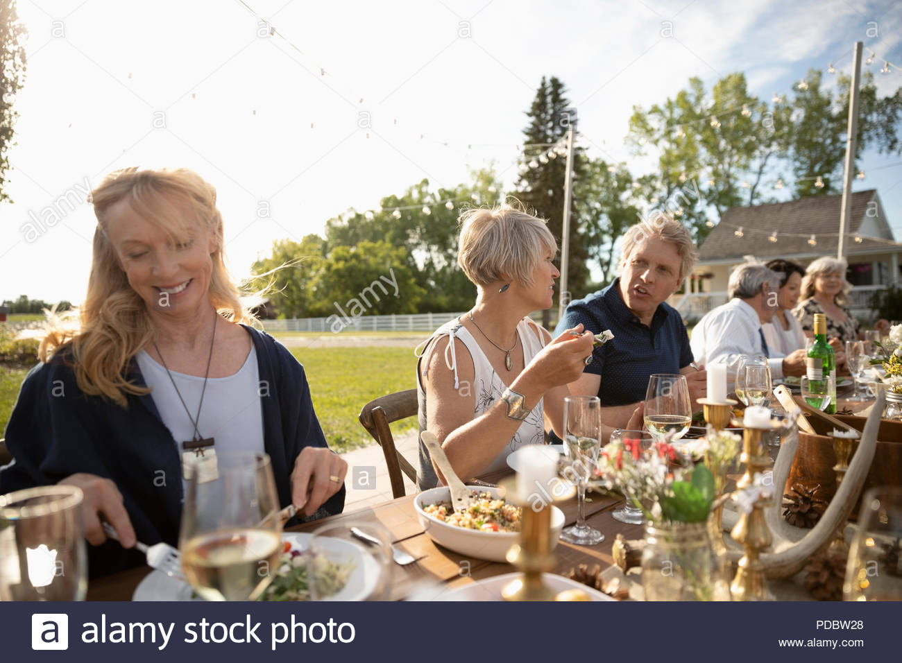 Couple eating dinner party hi-res stock photography and images - Alamy